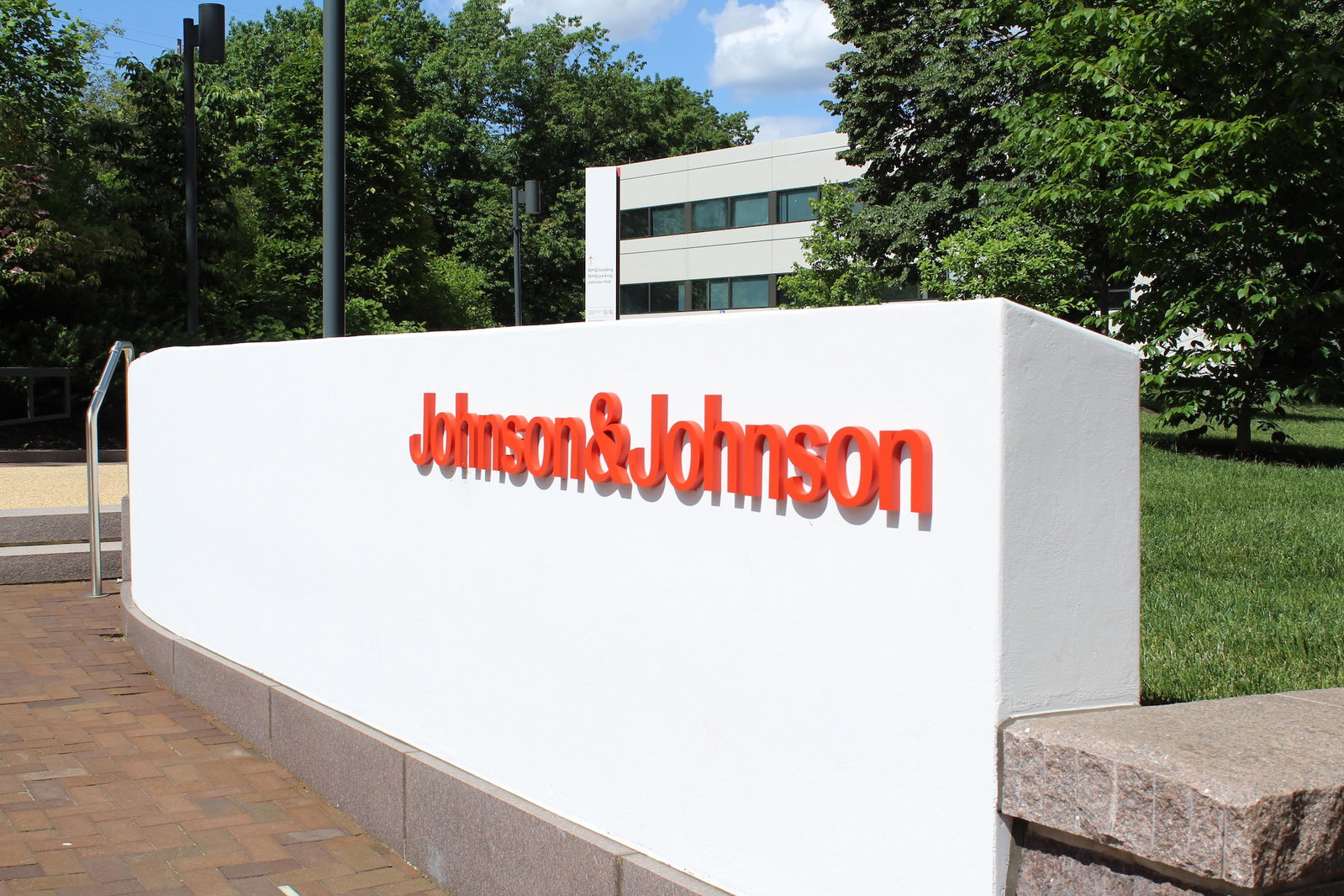 Johnson & Johnson: Japan-Offensive und starke Pipeline. Lohnt sich ...
